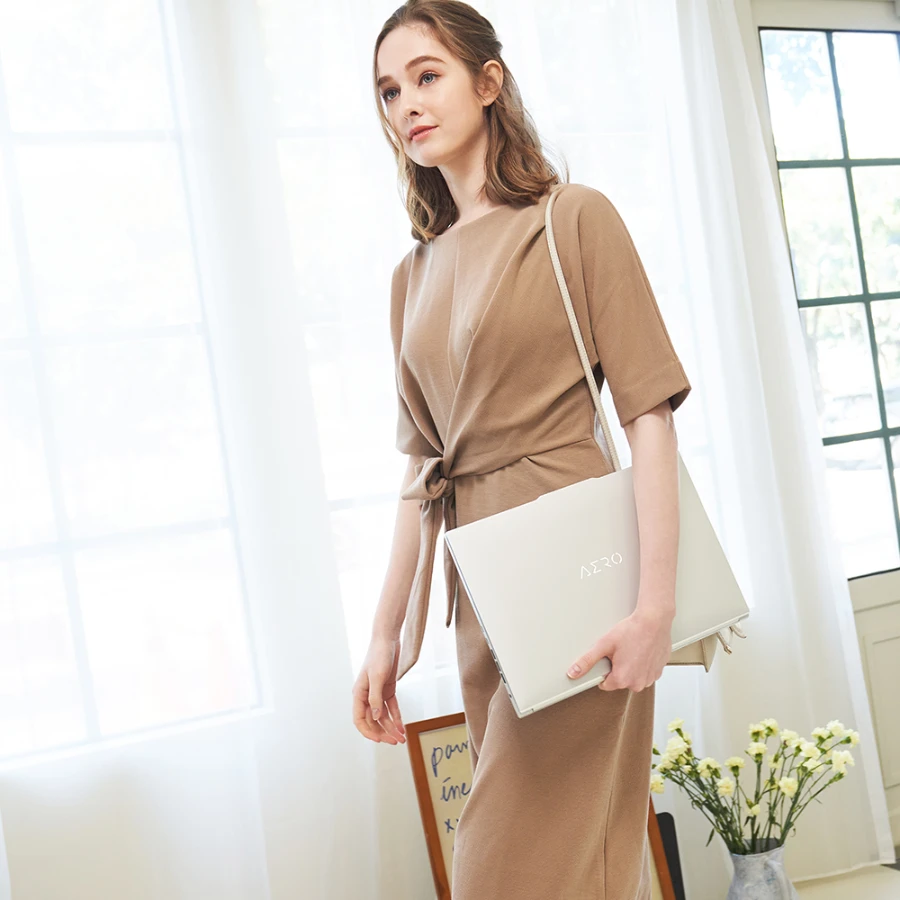 Laptop GIGABYTE AERO 16" KE5 / Amoled Bisel Fino UHD+ 3840x2400 / Intel ...